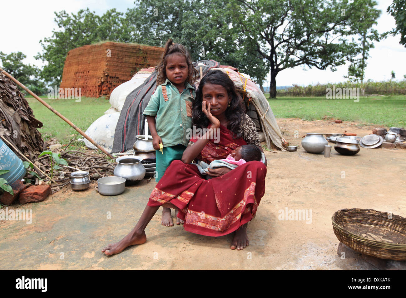 Mother and child sitting outside the hut. Musahar or Bhuija tribe ...