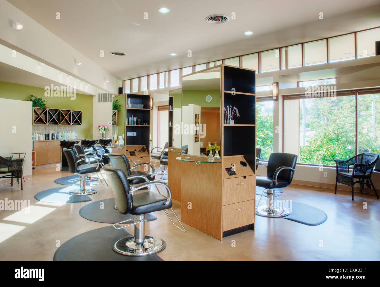 Empty beauty salon Stock Photo - Alamy