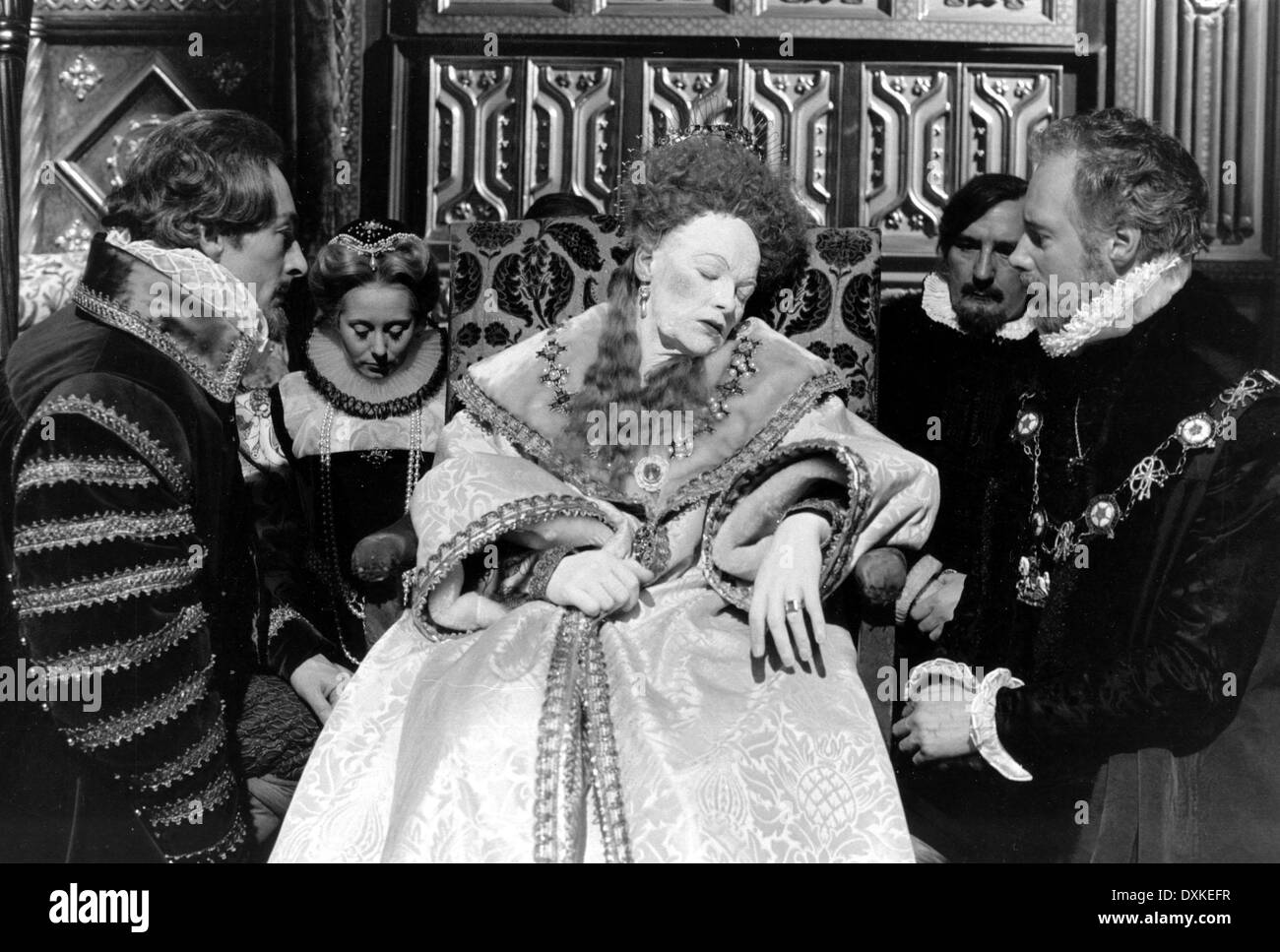 ELIZABETH R (UK TV, 1971) GLENDA JACKSON as Elizabeth I, cen Stock ...
