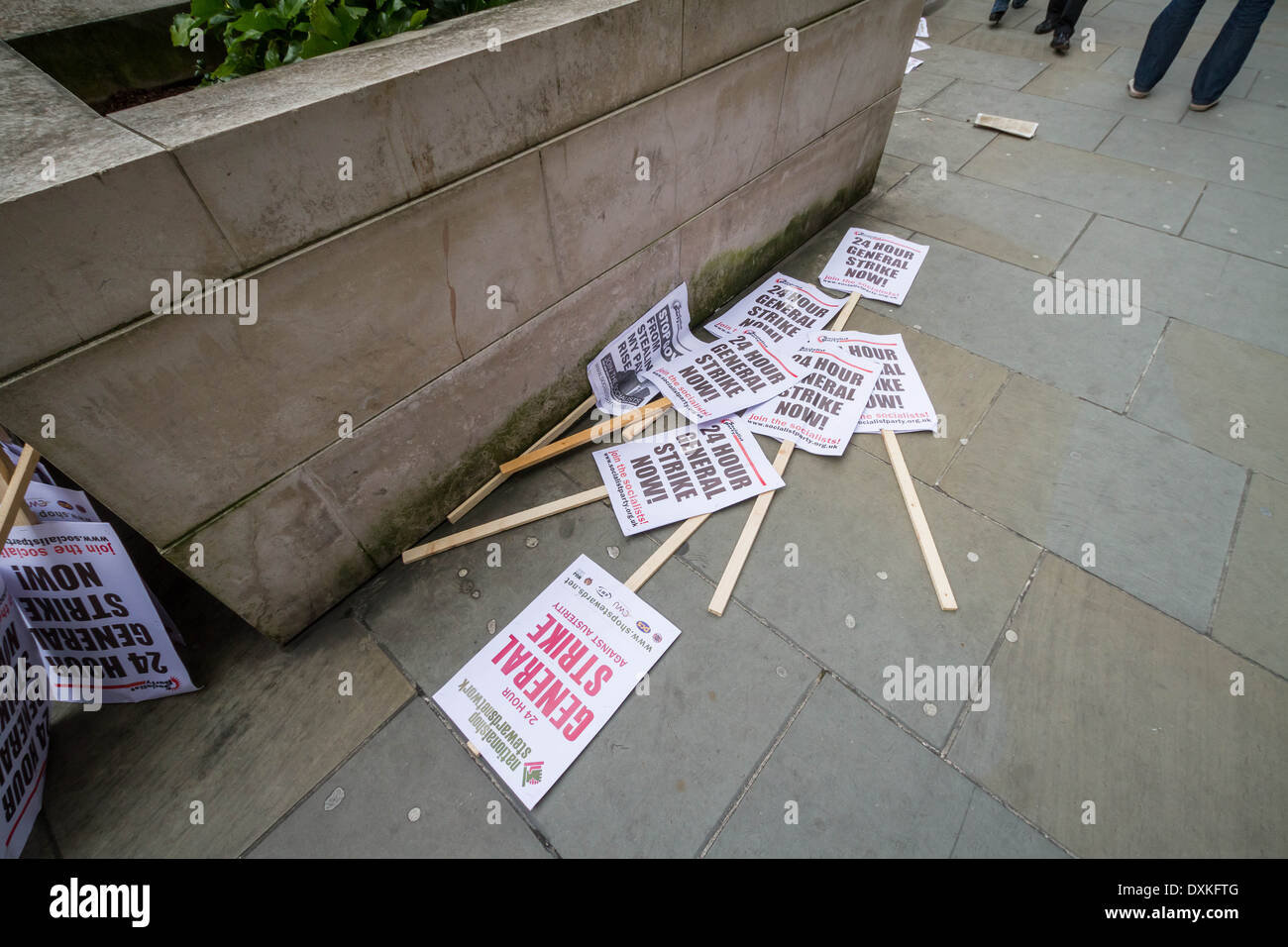 Thousands of teachers and supporters march through London on NUT Strike ...