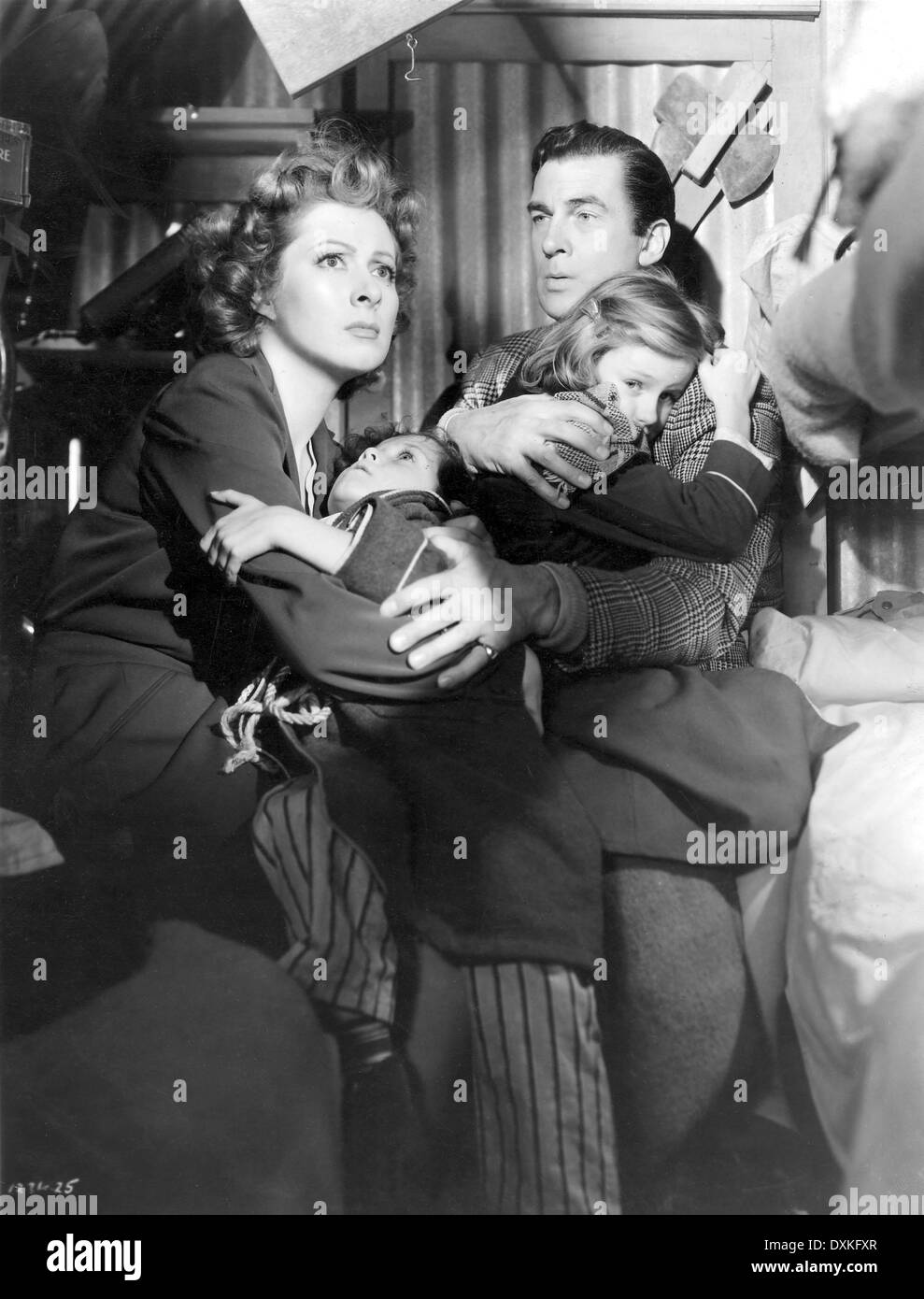Mrs miniver 1942 walter pidgeon hi-res stock photography and images - Alamy