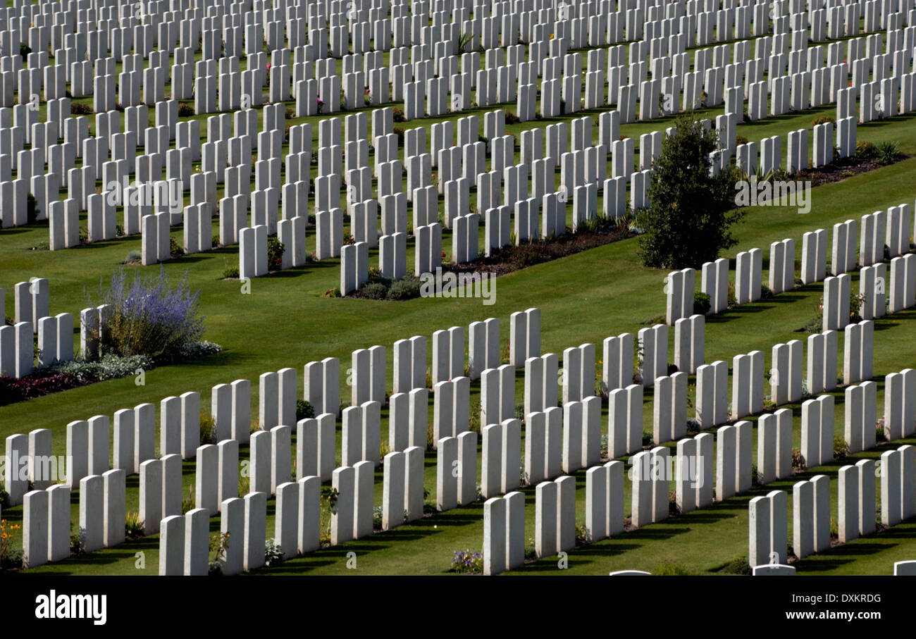 ETAPLES - FRANCE. BRITISH & COMMONWEALTH WAR GRAVES CEMETERY LOCATED ON ...