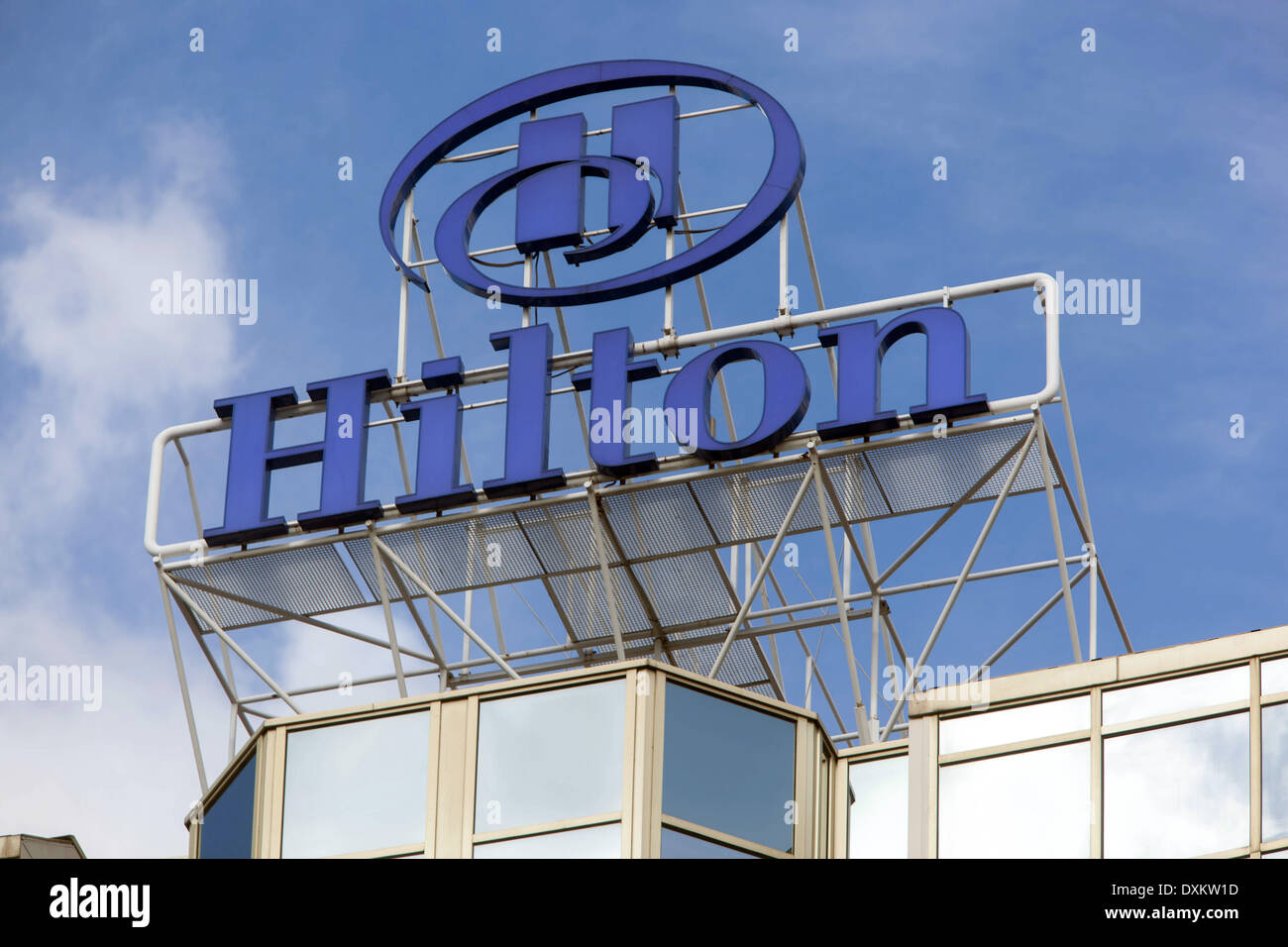 Hilton hotel logo sign hi-res stock photography and images - Alamy