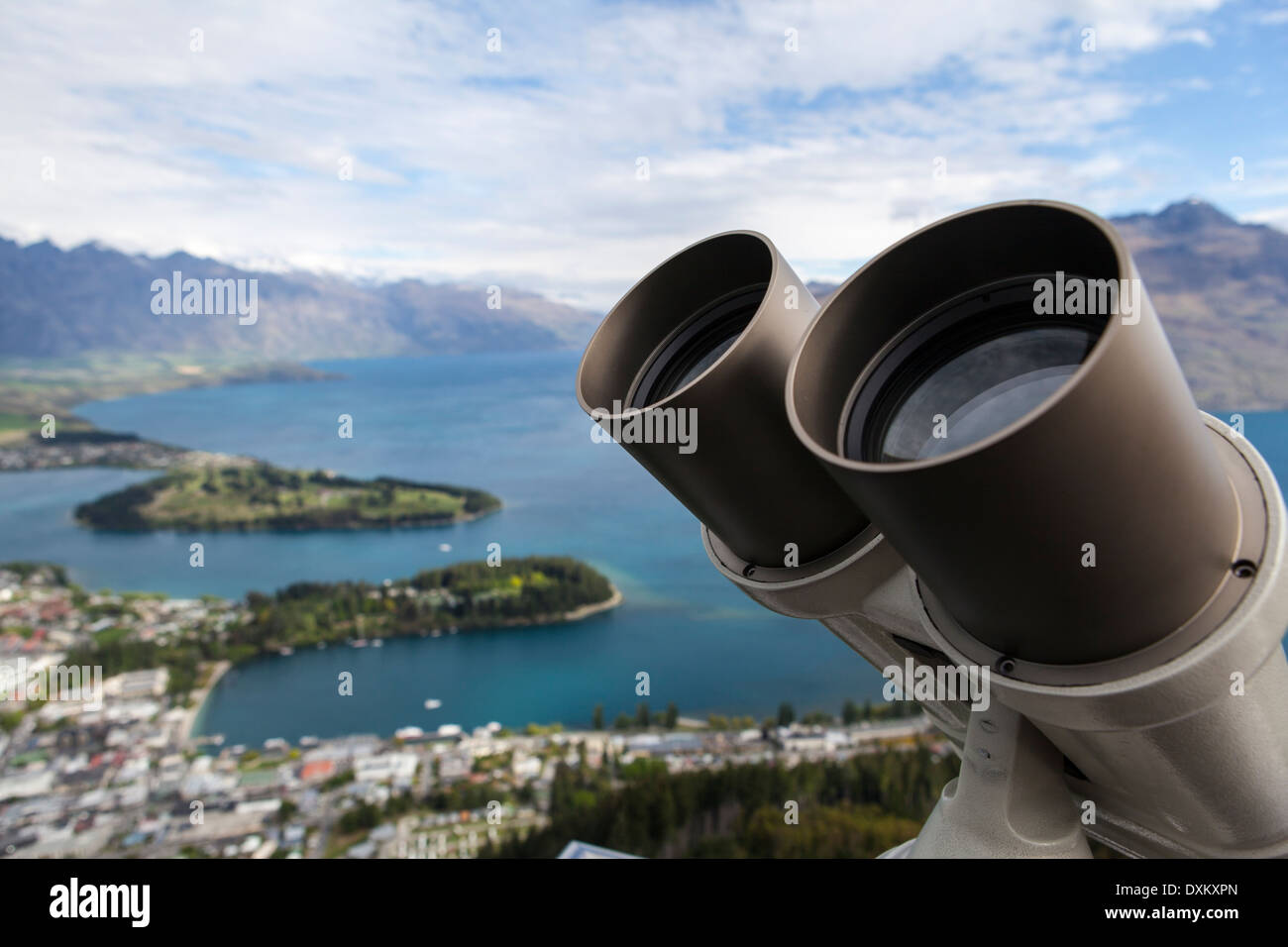 Binocular view hi-res stock photography and images - Alamy