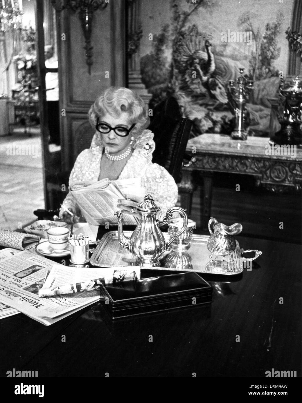 1972 bette davis lo scopone scientific hi-res stock photography and ...