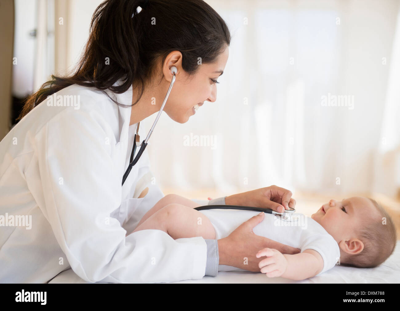 Doctor and young children hi-res stock photography and images - Alamy