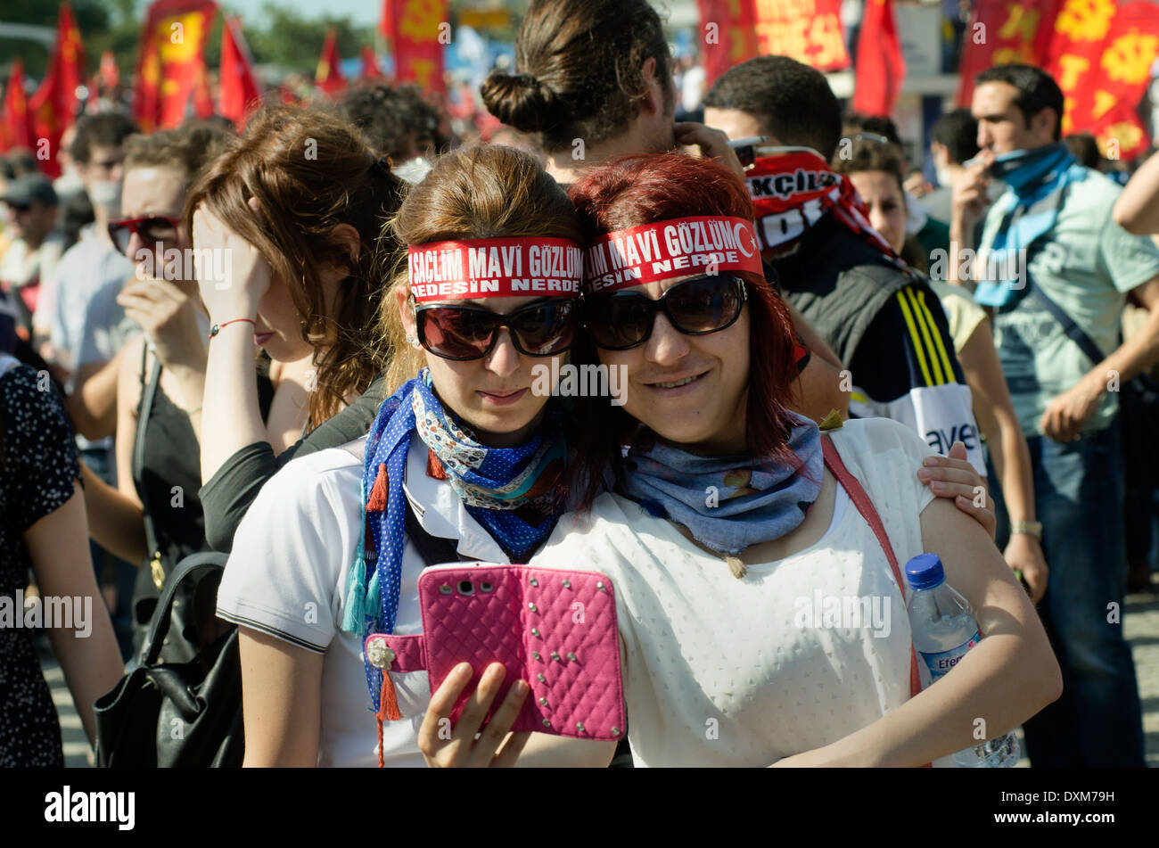 Mobile using protestors hi-res stock photography and images - Alamy