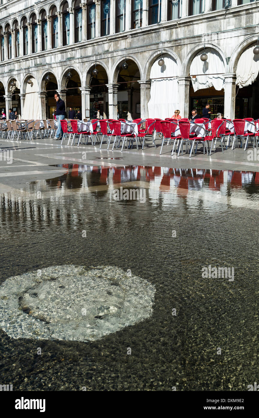 Water flooding manhole hi-res stock photography and images - Alamy