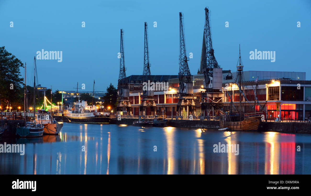 Showing docks hi-res stock photography and images - Alamy