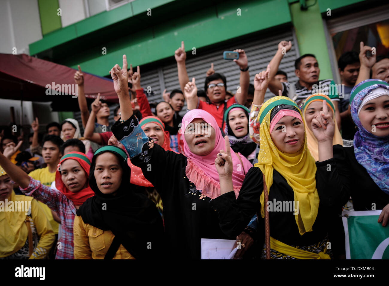 Manila, Philippines. 27th Mar, 2014. Filipino Muslim women shout ...