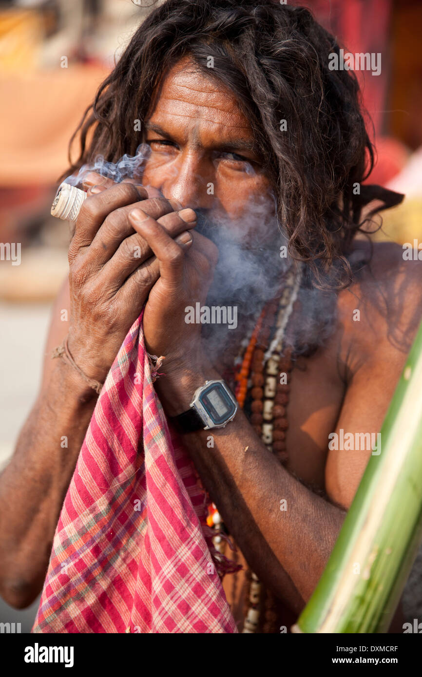 Sadhu smoking chillum india hi-res stock photography and images - Alamy