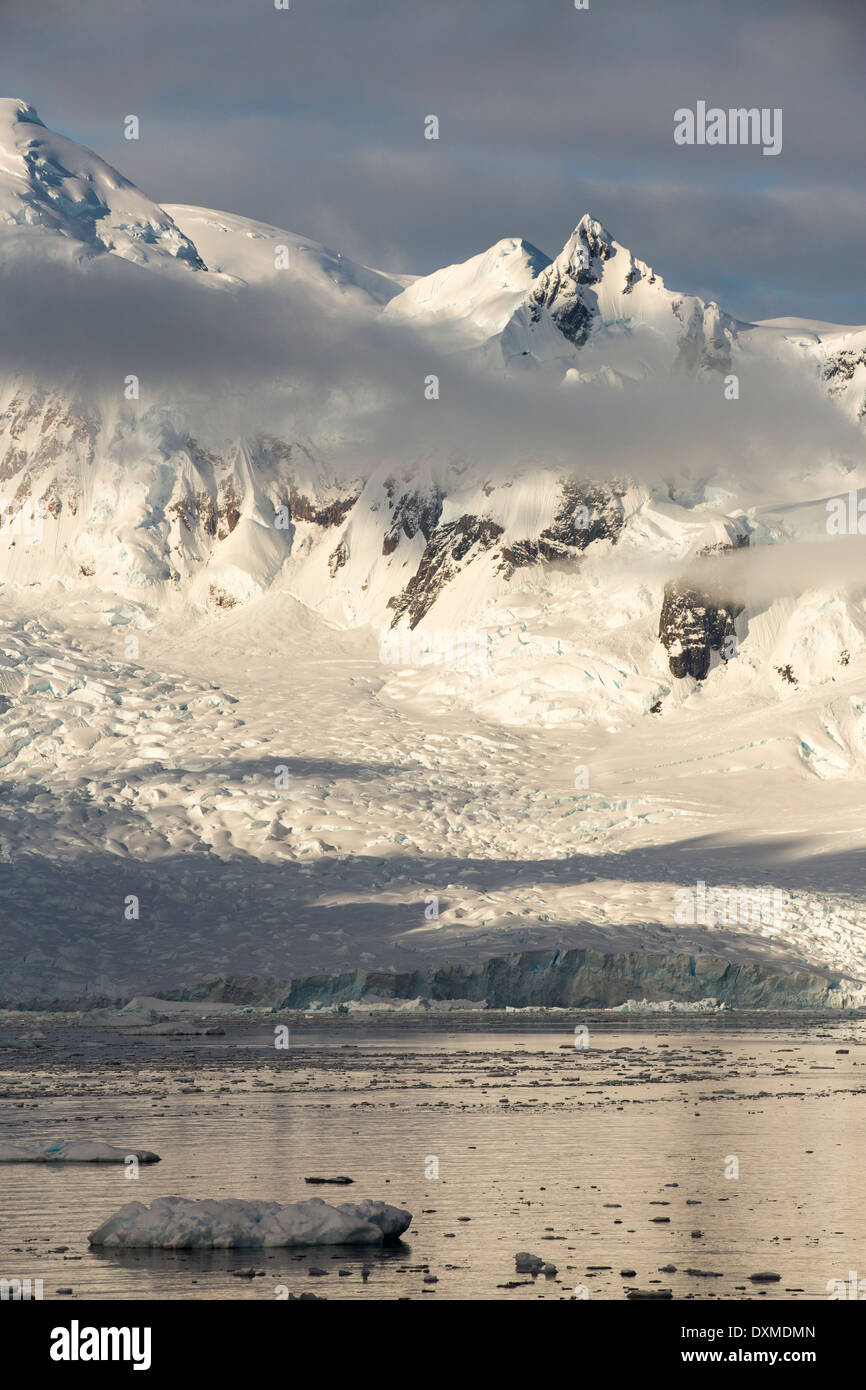 Stunning coastal scenery beneath Mount Walker in Paradise Bay off ...