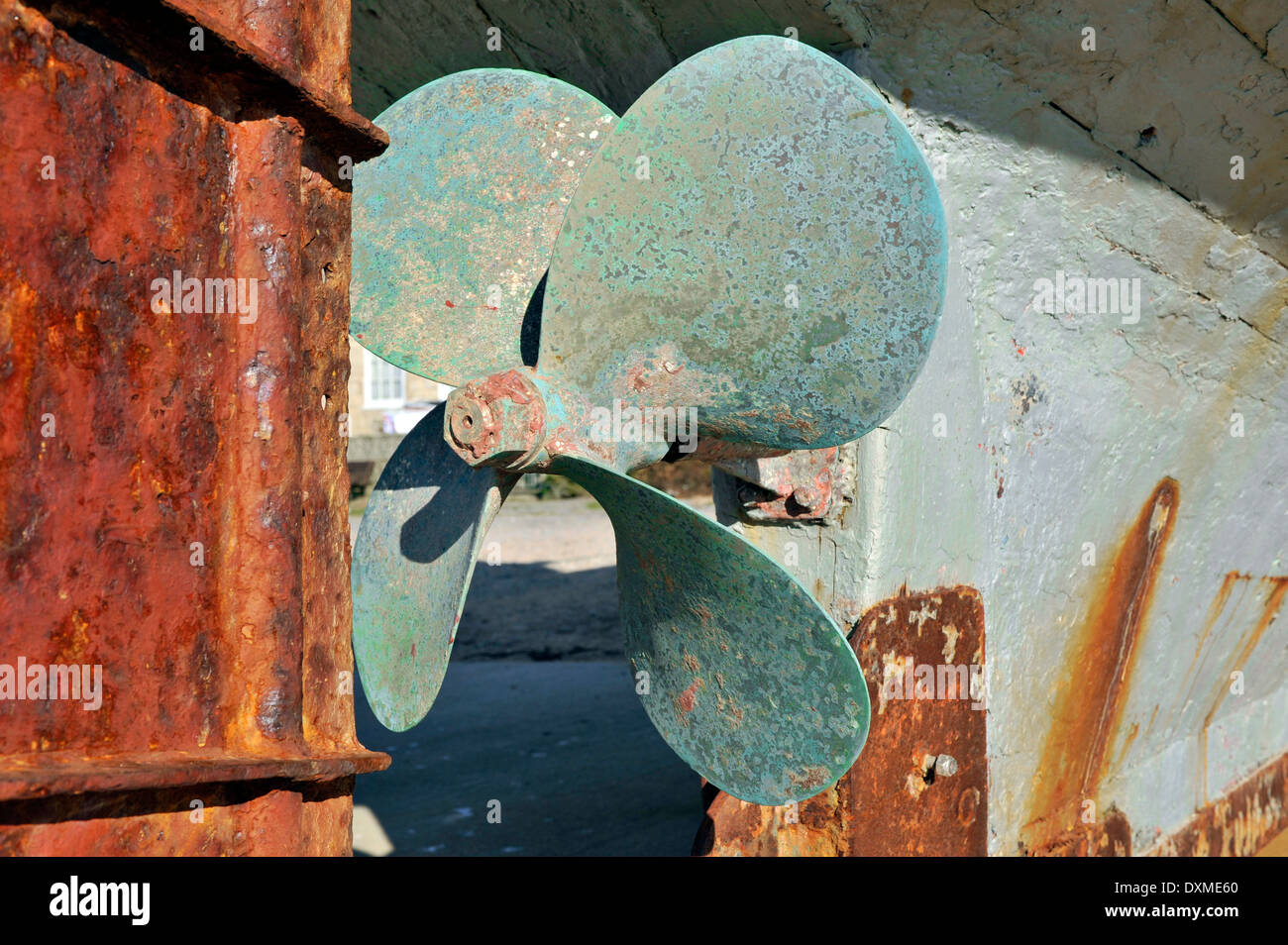 bronze propeller on rusty hull Stock Photo - Alamy