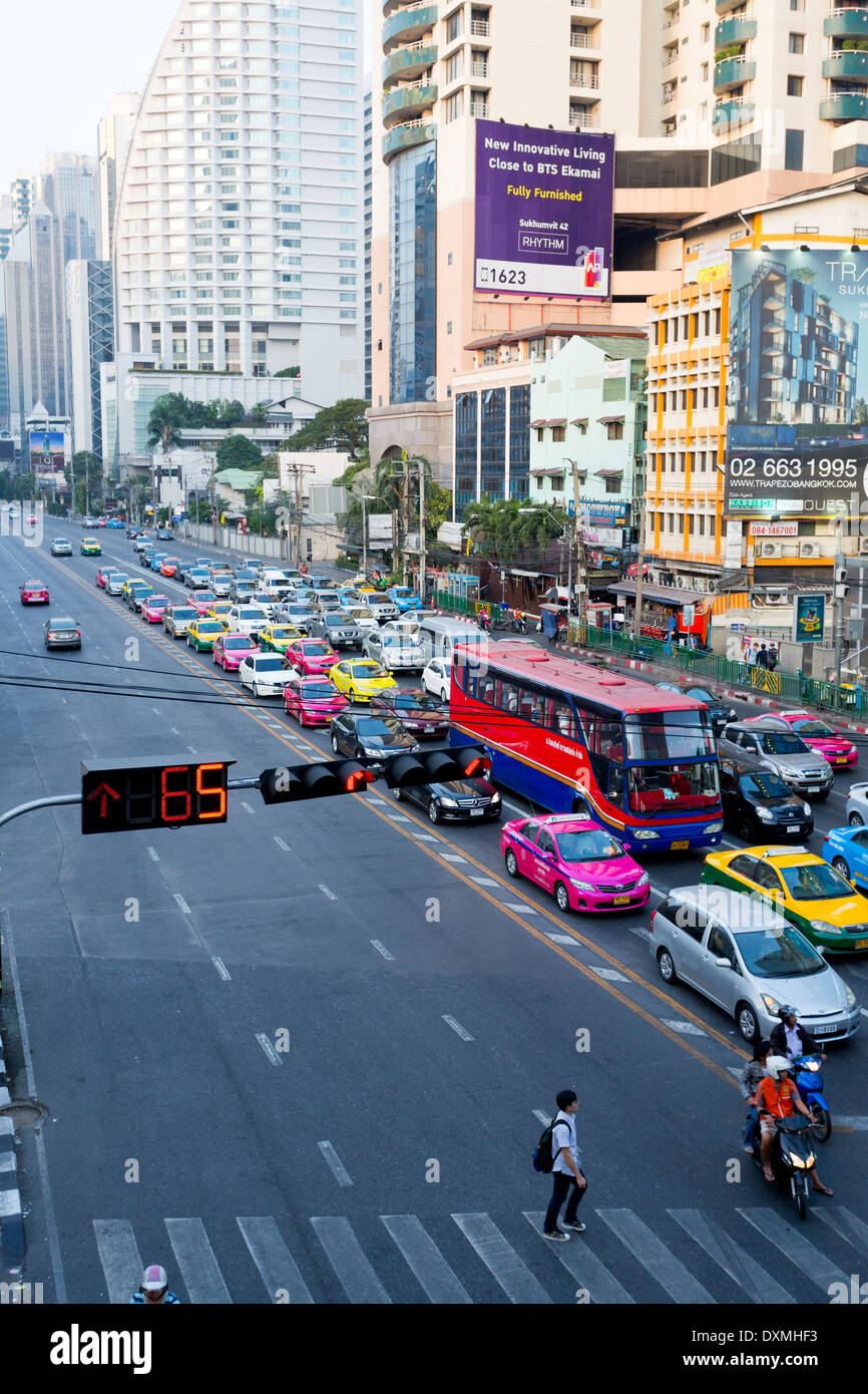 Bangkok road hi-res stock photography and images - Alamy