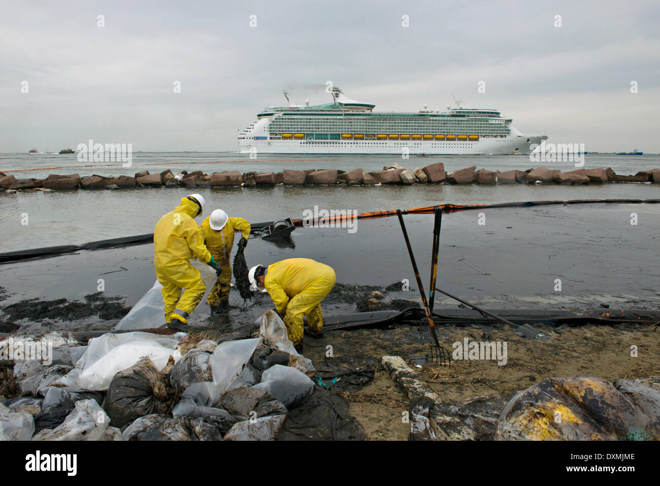 Ship collision hi-res stock photography and images - Alamy