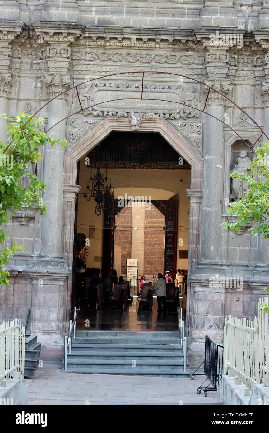 Sinking buildings mexico city hi-res stock photography and images - Alamy