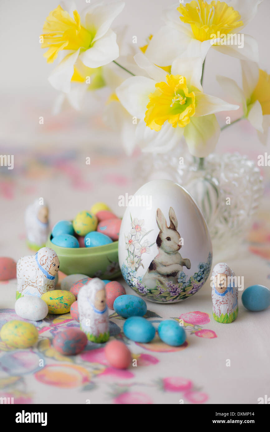 Spring lamb and daffodils hi-res stock photography and images - Alamy