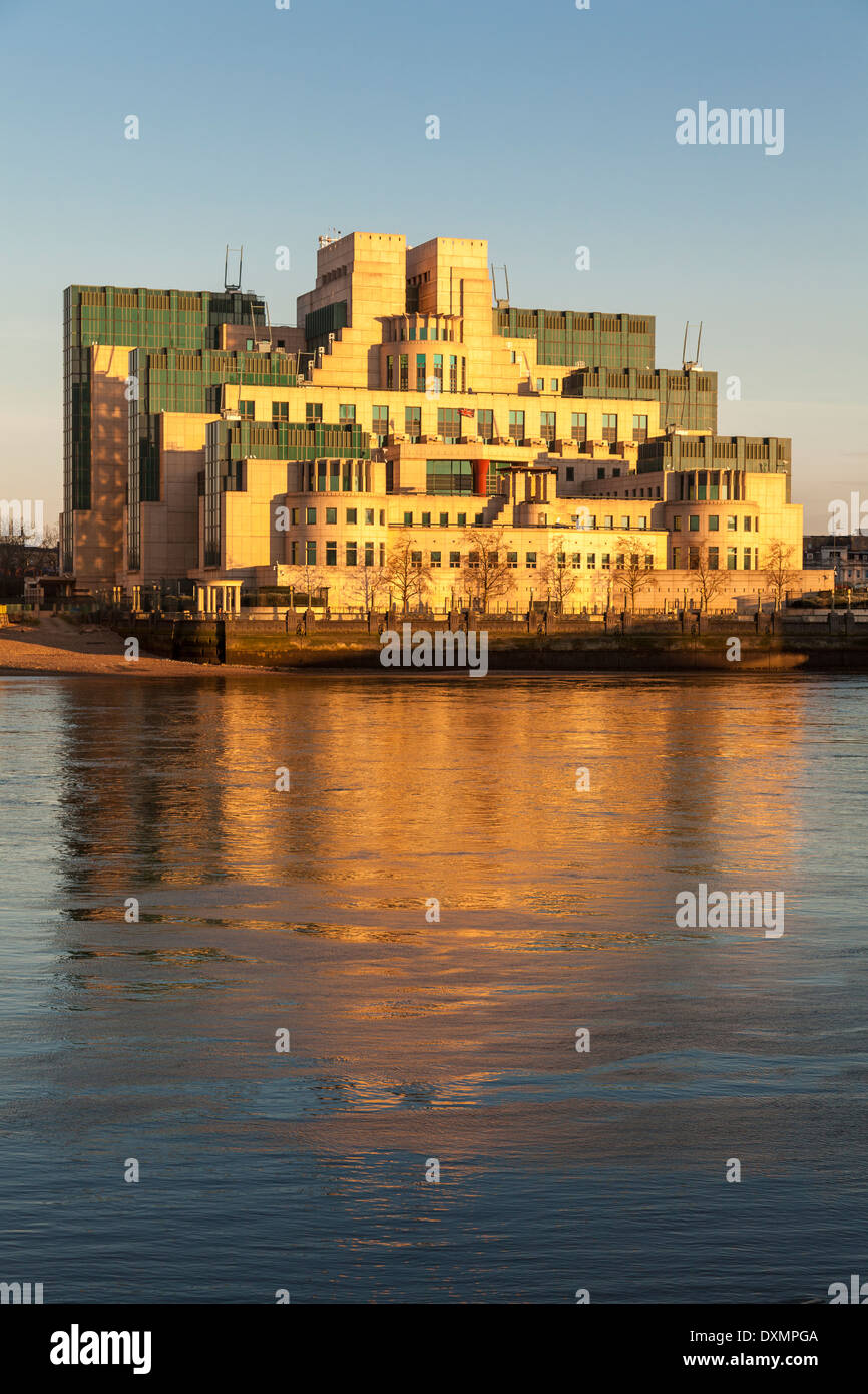 British intelligence service mi6 headquarters hi-res stock photography ...