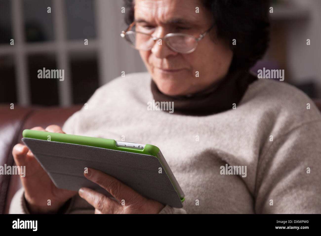 Older woman reading newspaper hi-res stock photography and images - Alamy