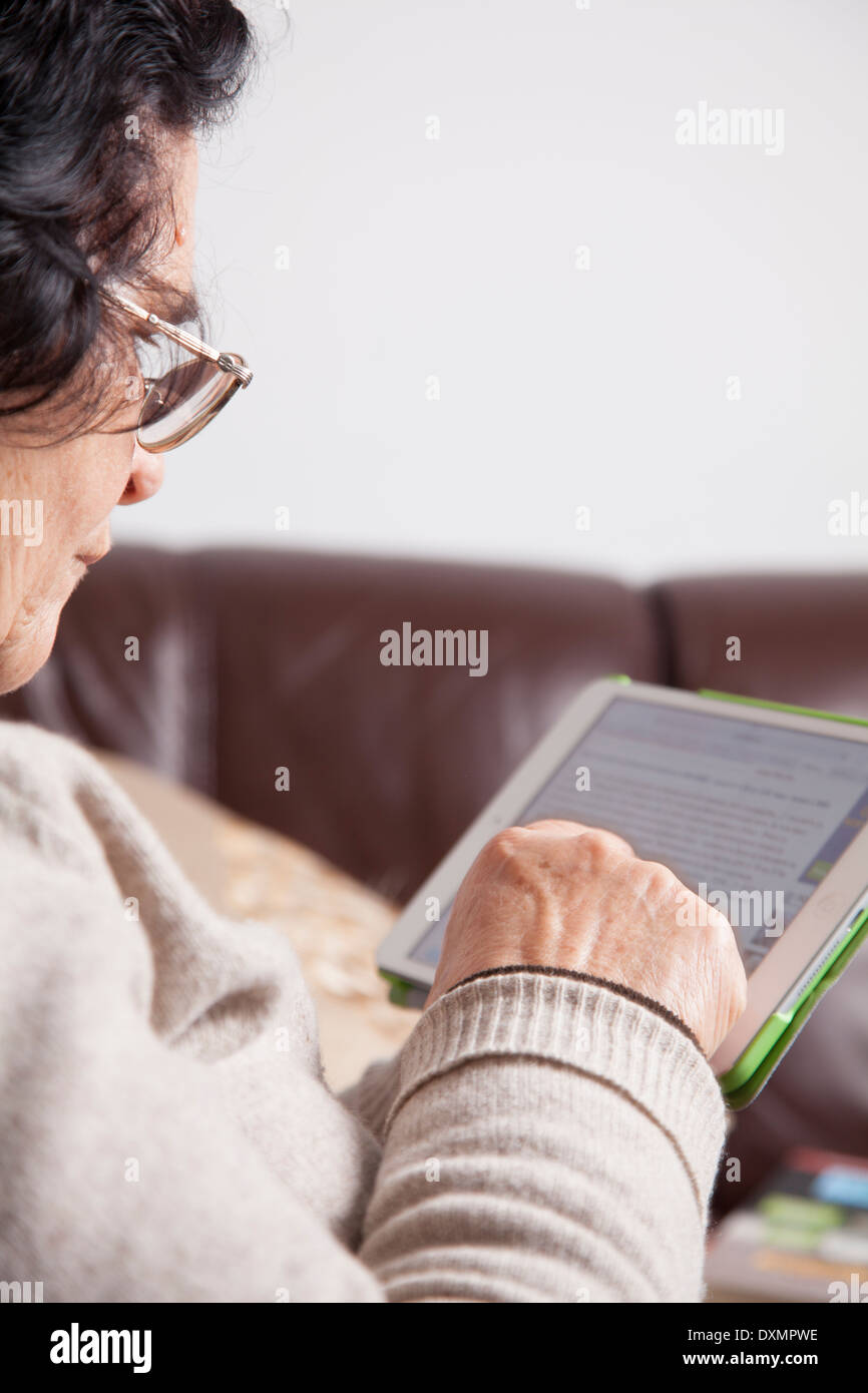 Older woman reading newspaper hi-res stock photography and images - Alamy