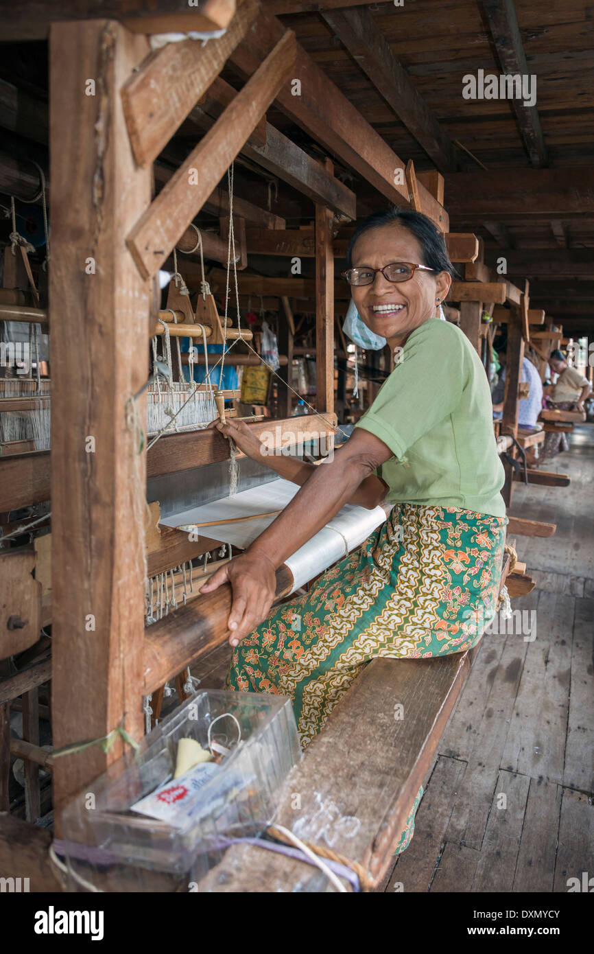 Myanmar hand loom woman hi-res stock photography and images - Alamy