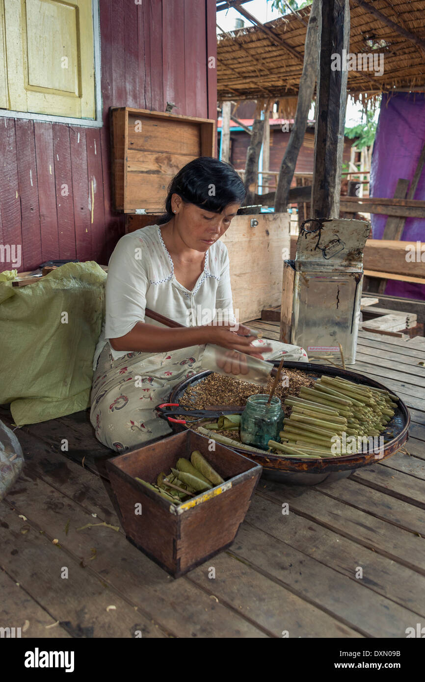 Hand rolling cigars hi-res stock photography and images - Alamy