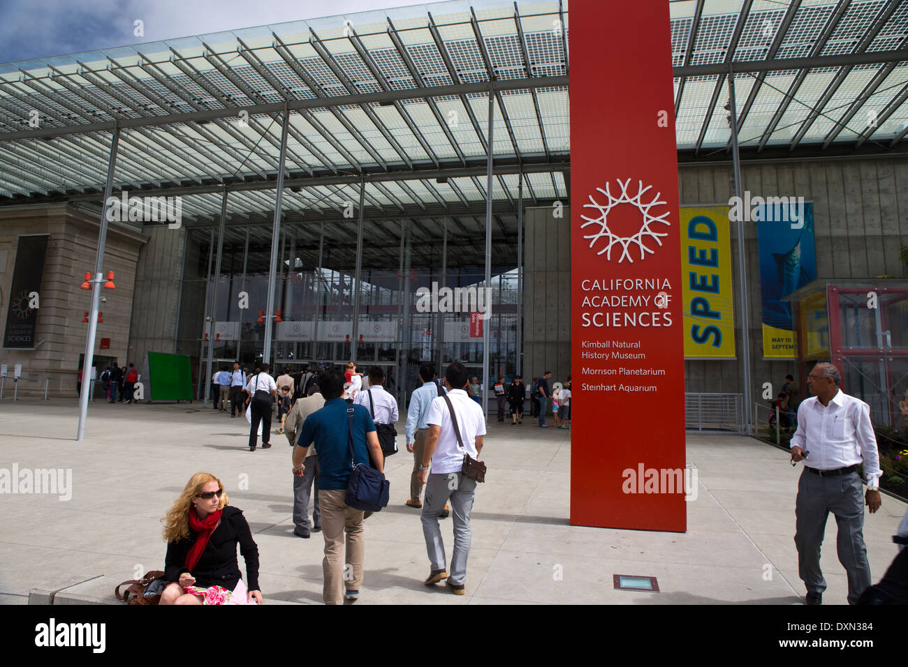 People walking into the California Academy of Sciences, San Francisco ...