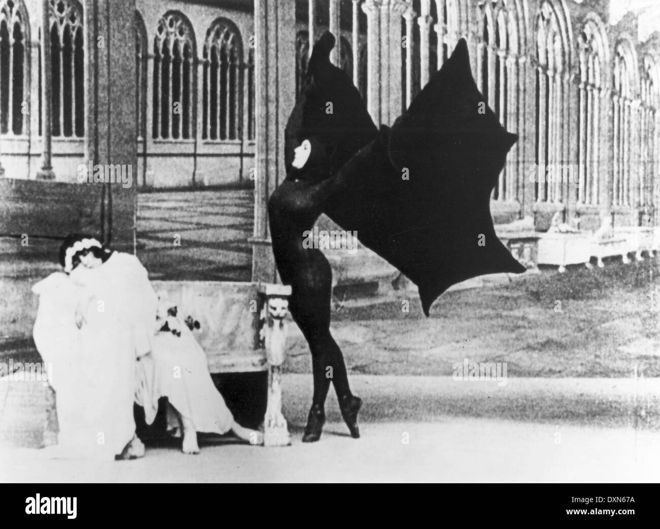 Les vampires les vampires 1915 Black and White Stock Photos & Images ...