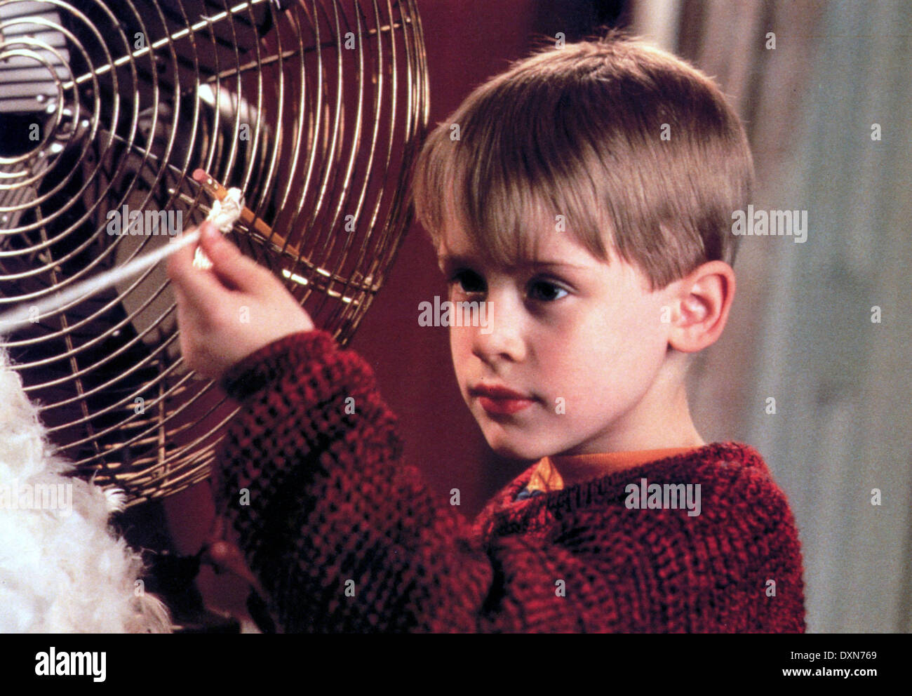 Home alone movie still culkin hi-res stock photography and images - Alamy