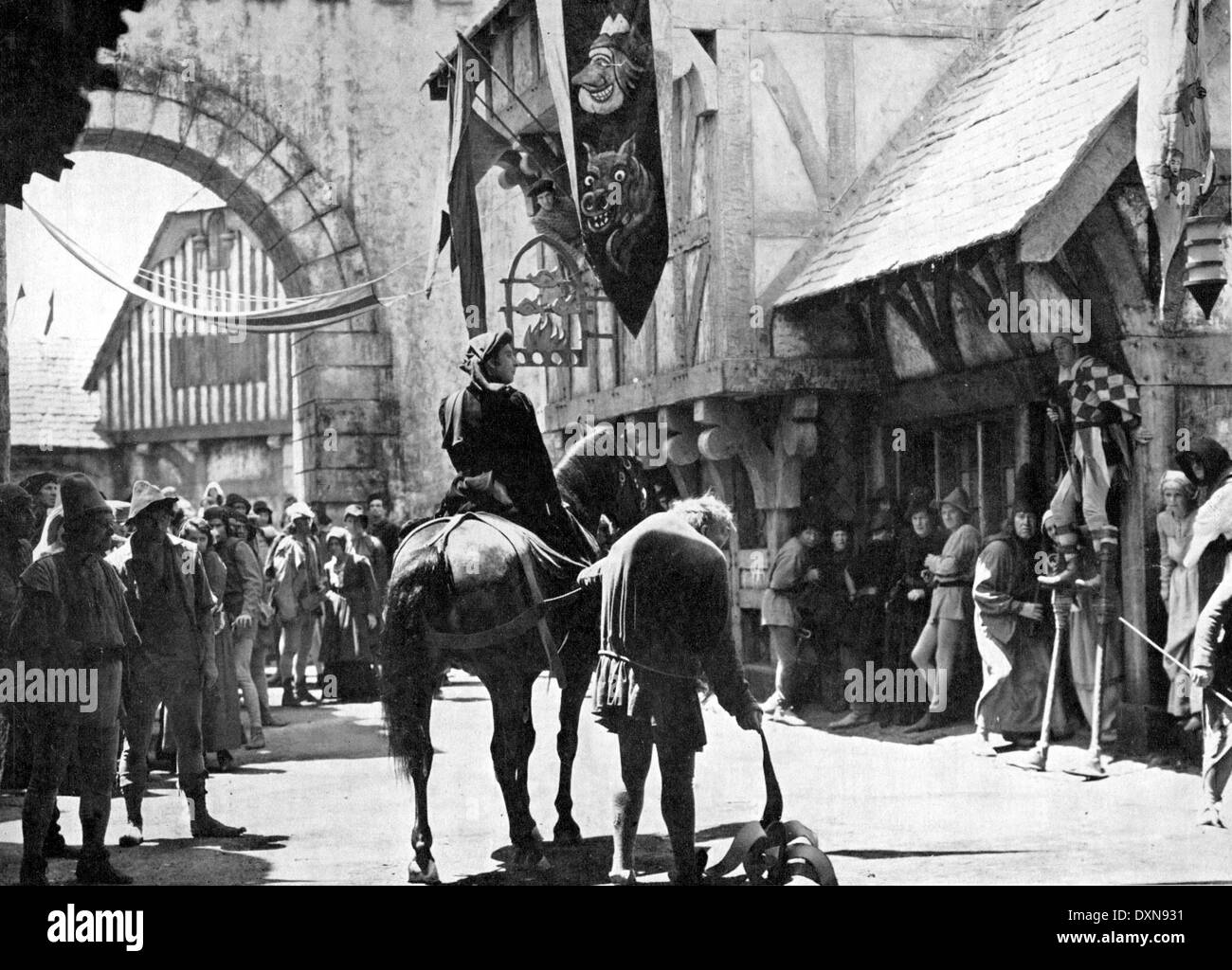 Cedric hardwicke hunchback hi-res stock photography and images - Alamy