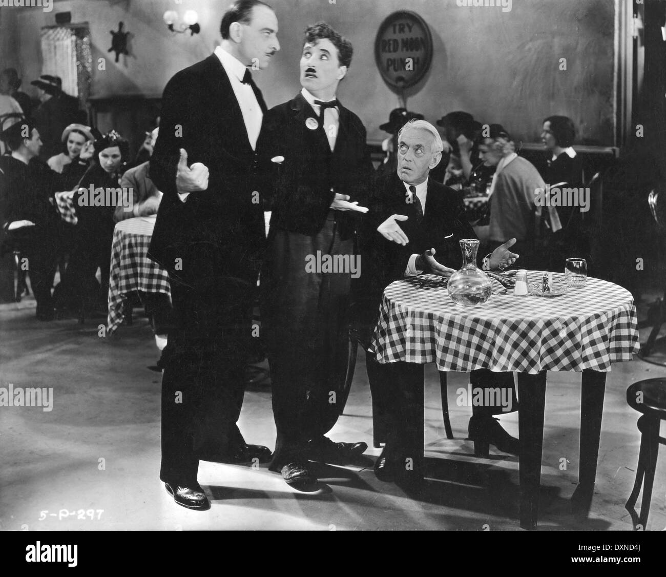 Modern times 1936 charlie chaplin Black and White Stock Photos & Images ...