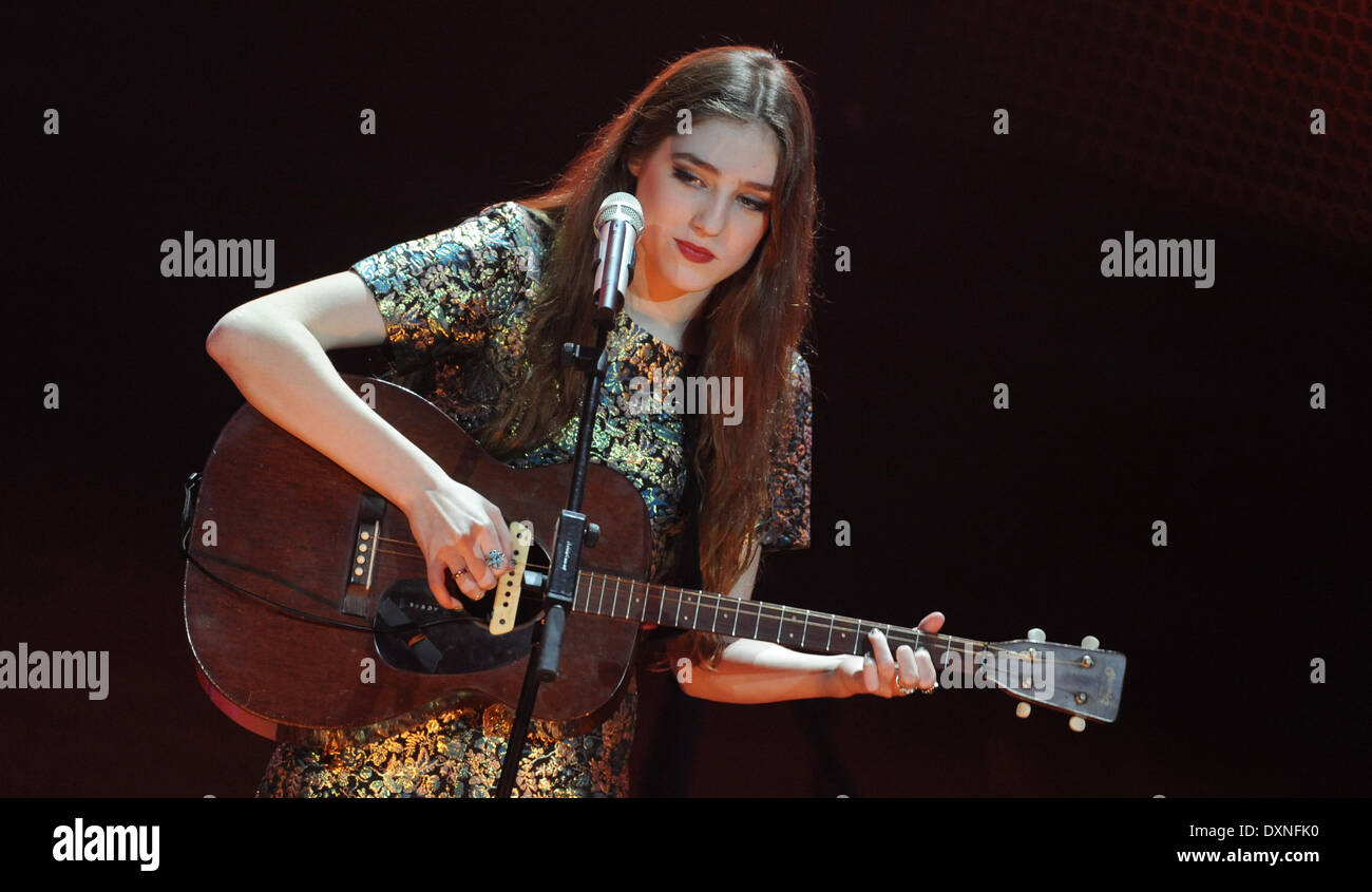 Birdy singer hi-res stock photography and images - Alamy