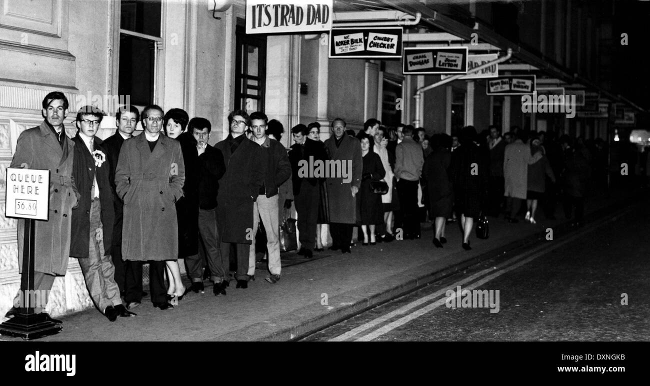 Cinema queue hi-res stock photography and images - Alamy