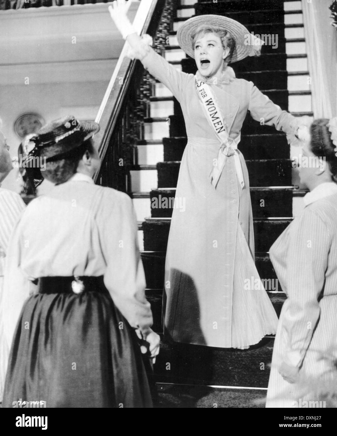 Glynis johns and mary poppins hi-res stock photography and images - Alamy