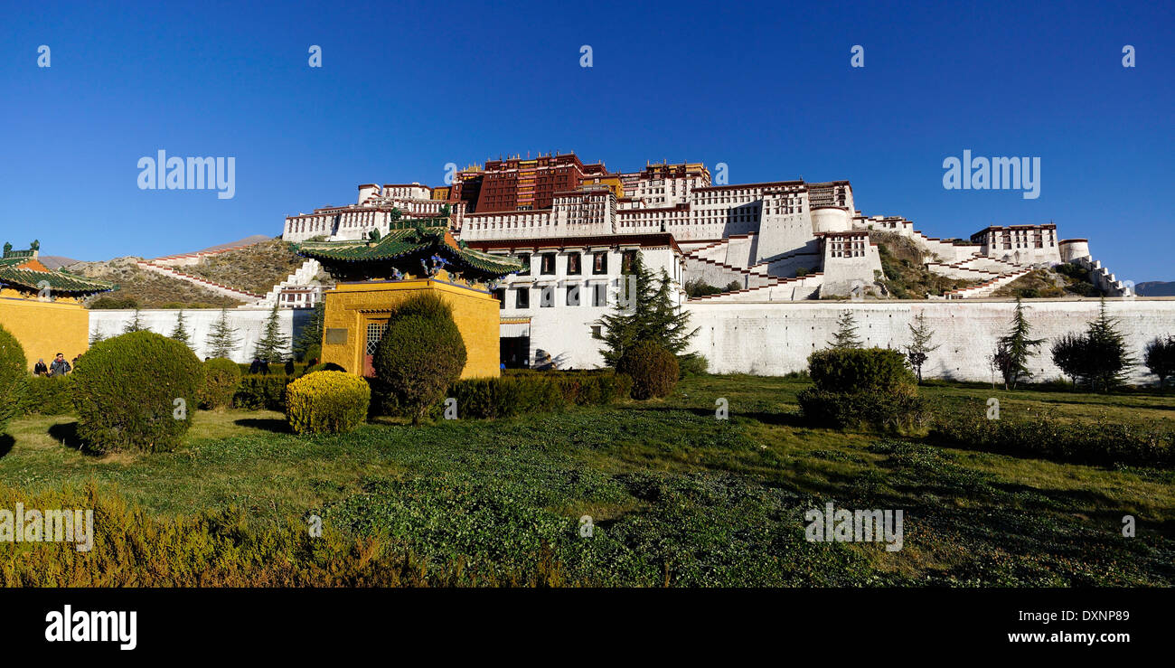 Potala Palace Monastery- Lhasa Stock Photo - Alamy