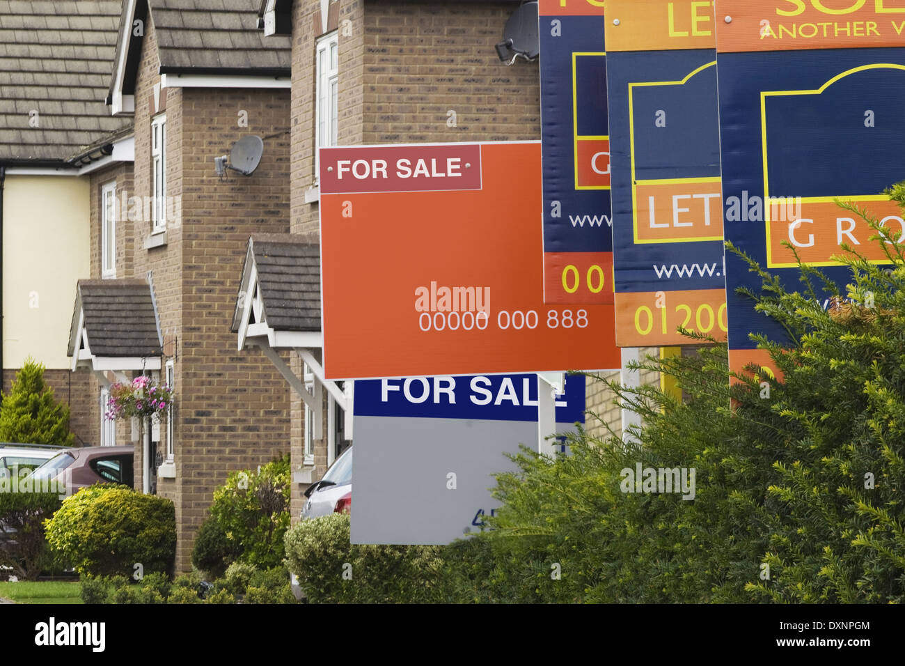 Street estate agent sign hi-res stock photography and images - Alamy