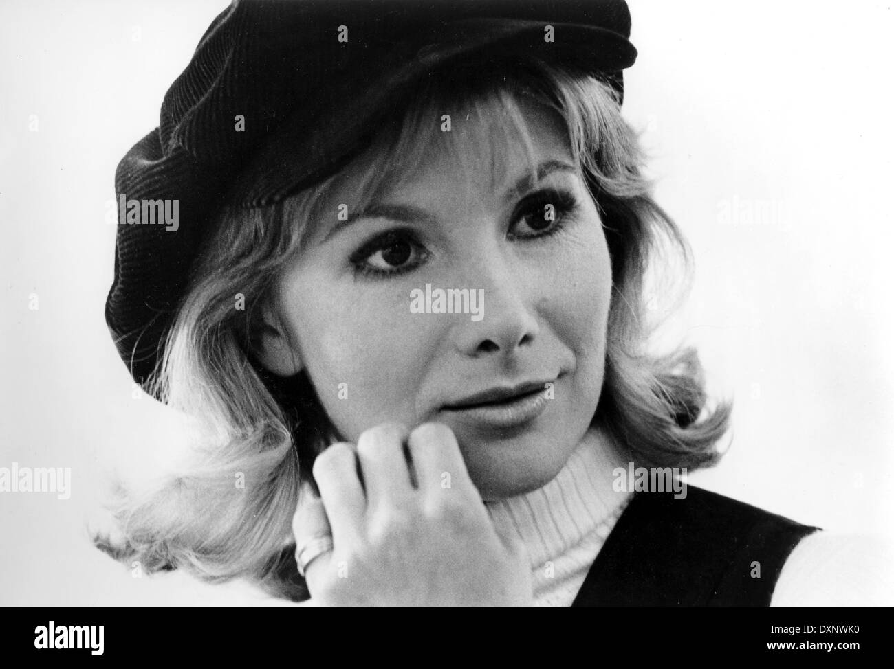 Actress susan hampshire hi-res stock photography and images - Alamy