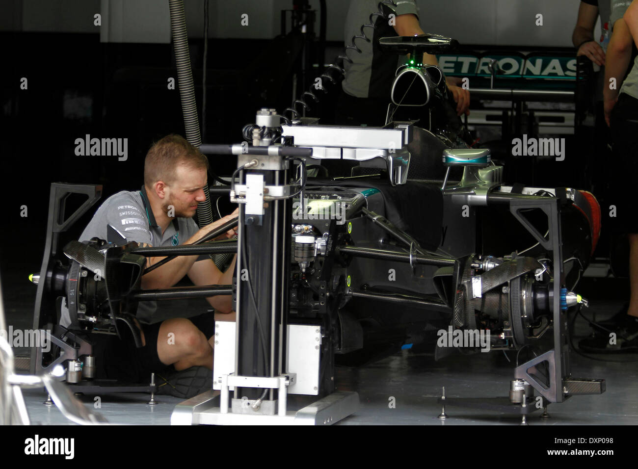 Mechanic mercedes formula one team hi-res stock photography and images ...