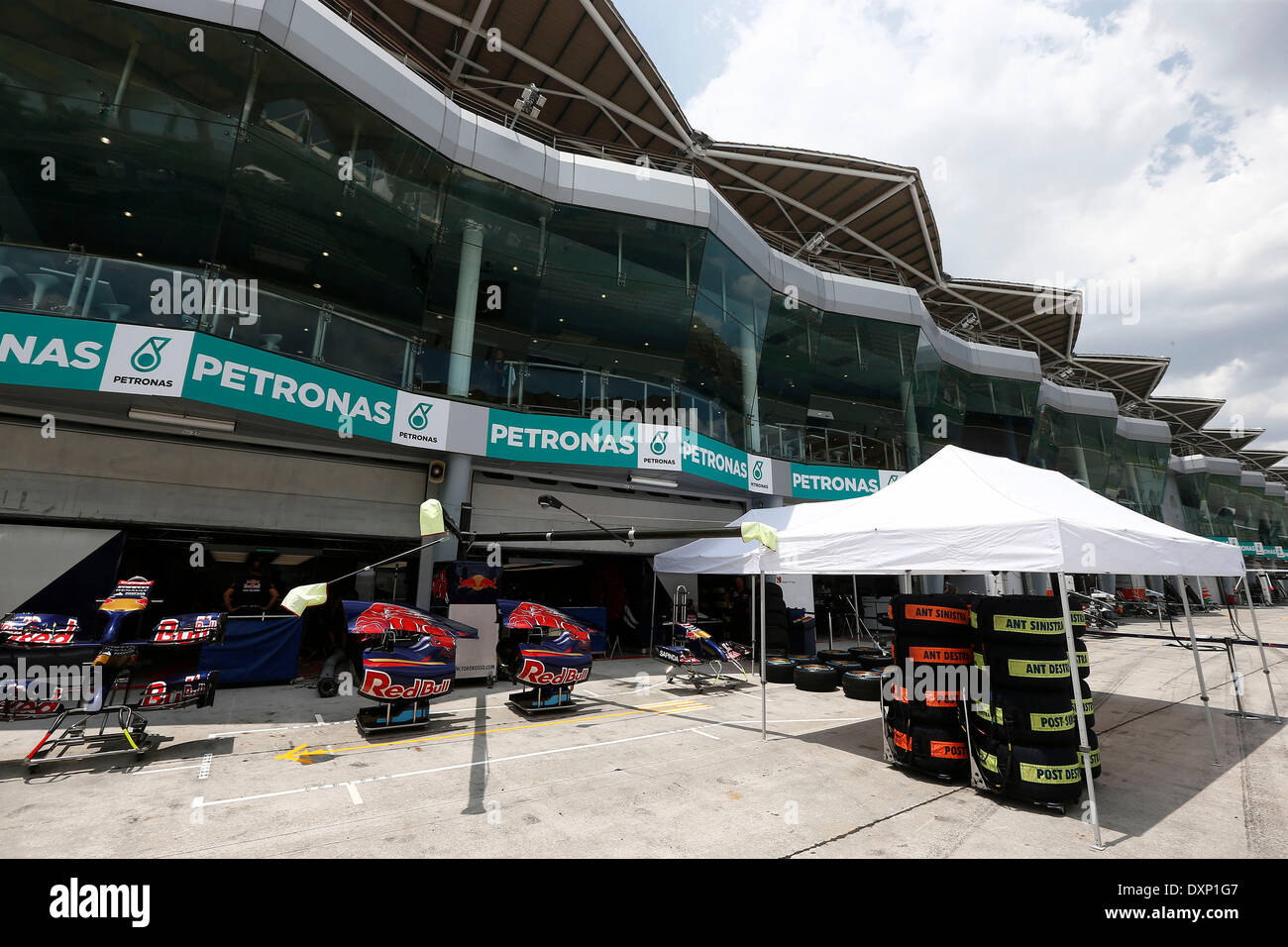 International pit garage hi-res stock photography and images - Alamy