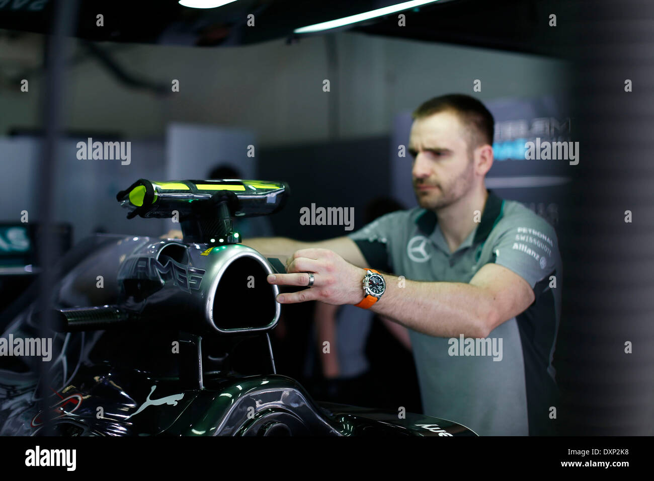 Mechanic mercedes formula one team hi-res stock photography and images ...