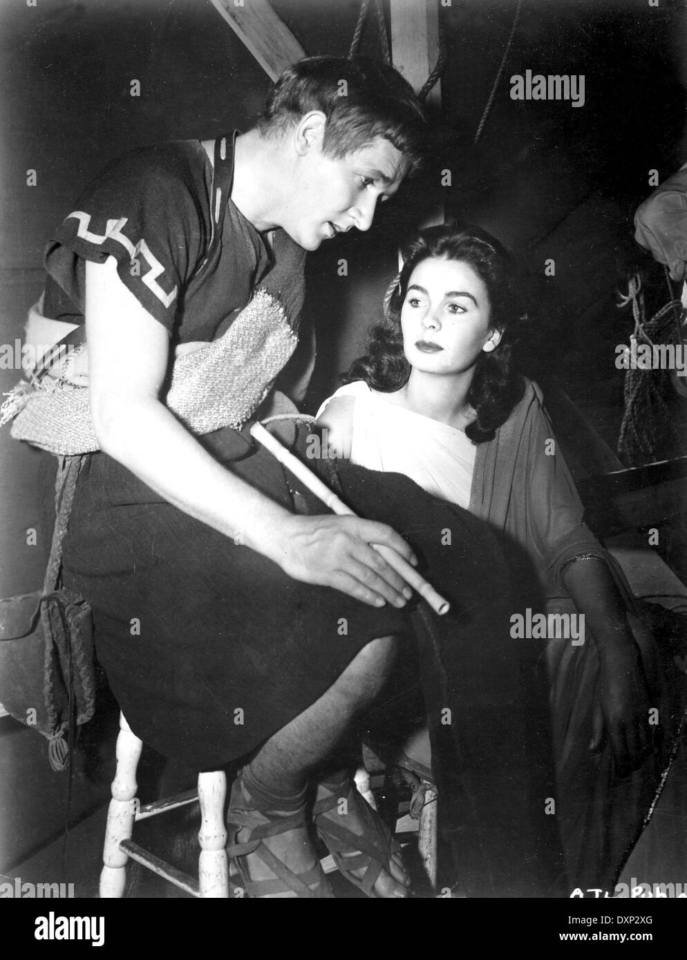 Lead actors ALAN YOUNG and JEAN SIMMONS sit it out between t Stock ...