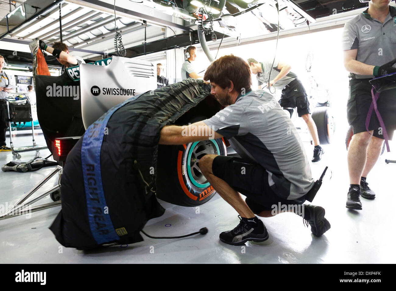 Mechanic mercedes formula one team hi-res stock photography and images ...