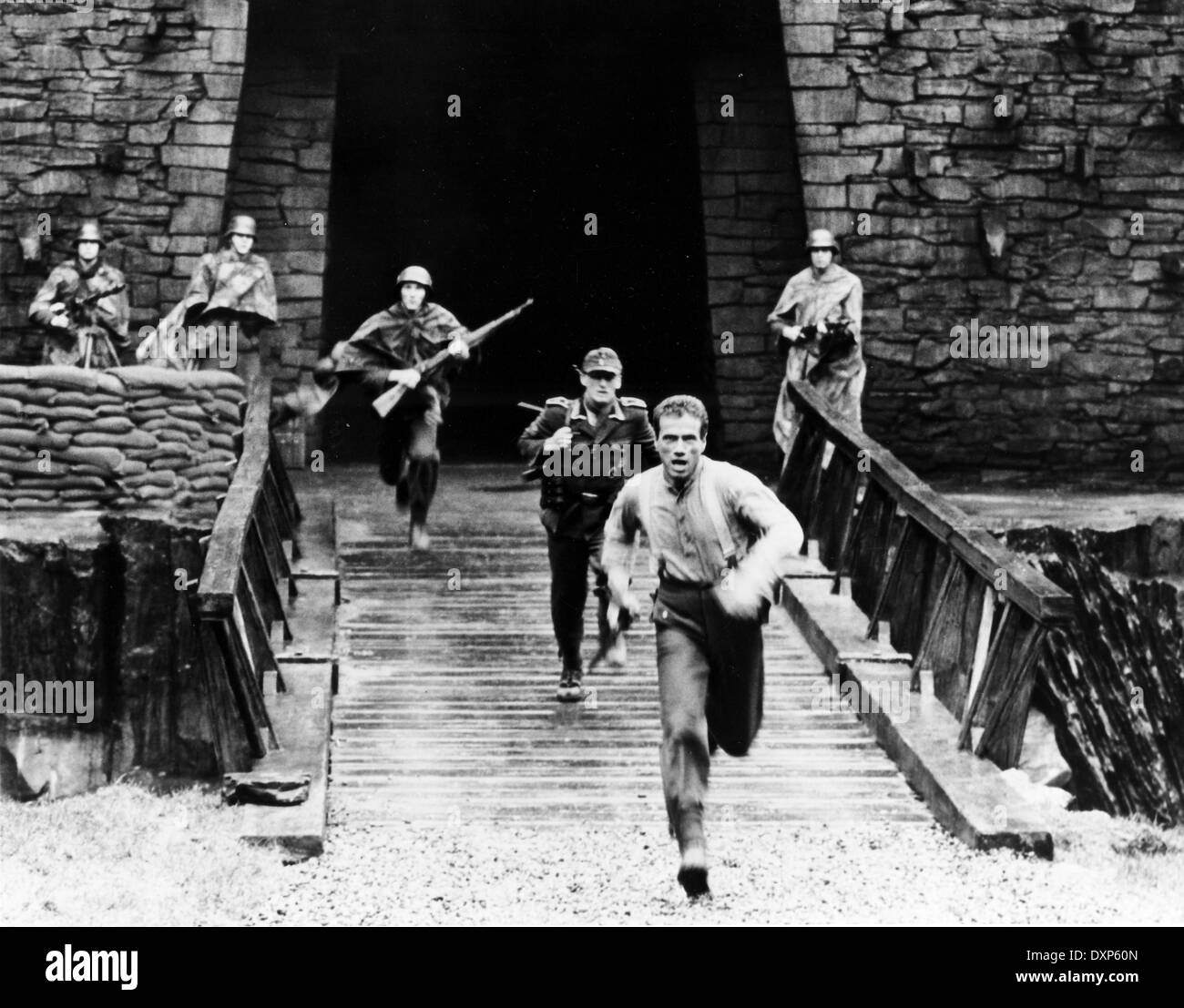 World war ii soldiers british running hi-res stock photography and ...