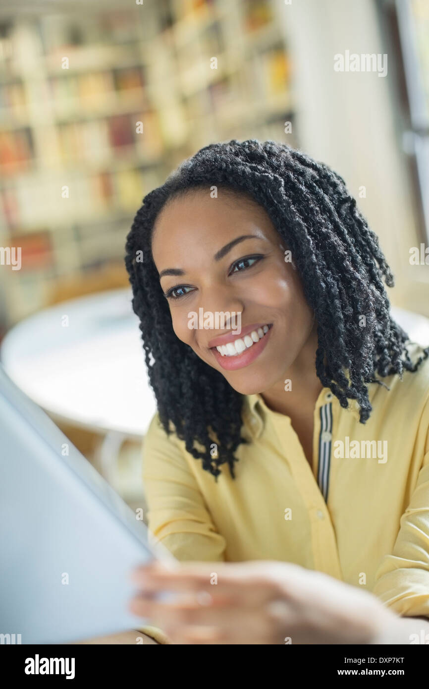 Black woman reading tablet hi-res stock photography and images - Alamy
