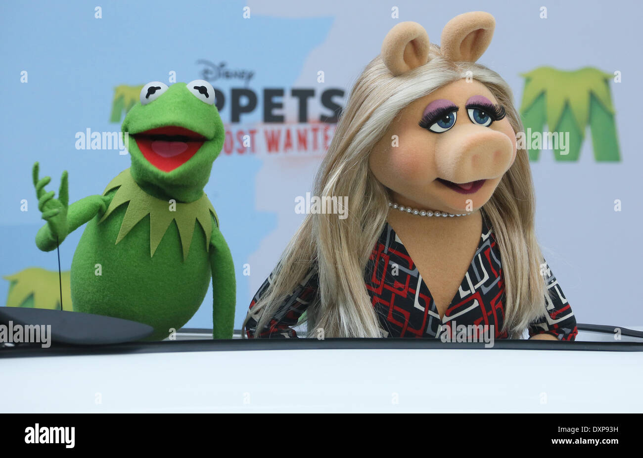 Berlin, Germany. 28th Mar, 2014. Muppets Miss Piggy and Kermit the Frog ...