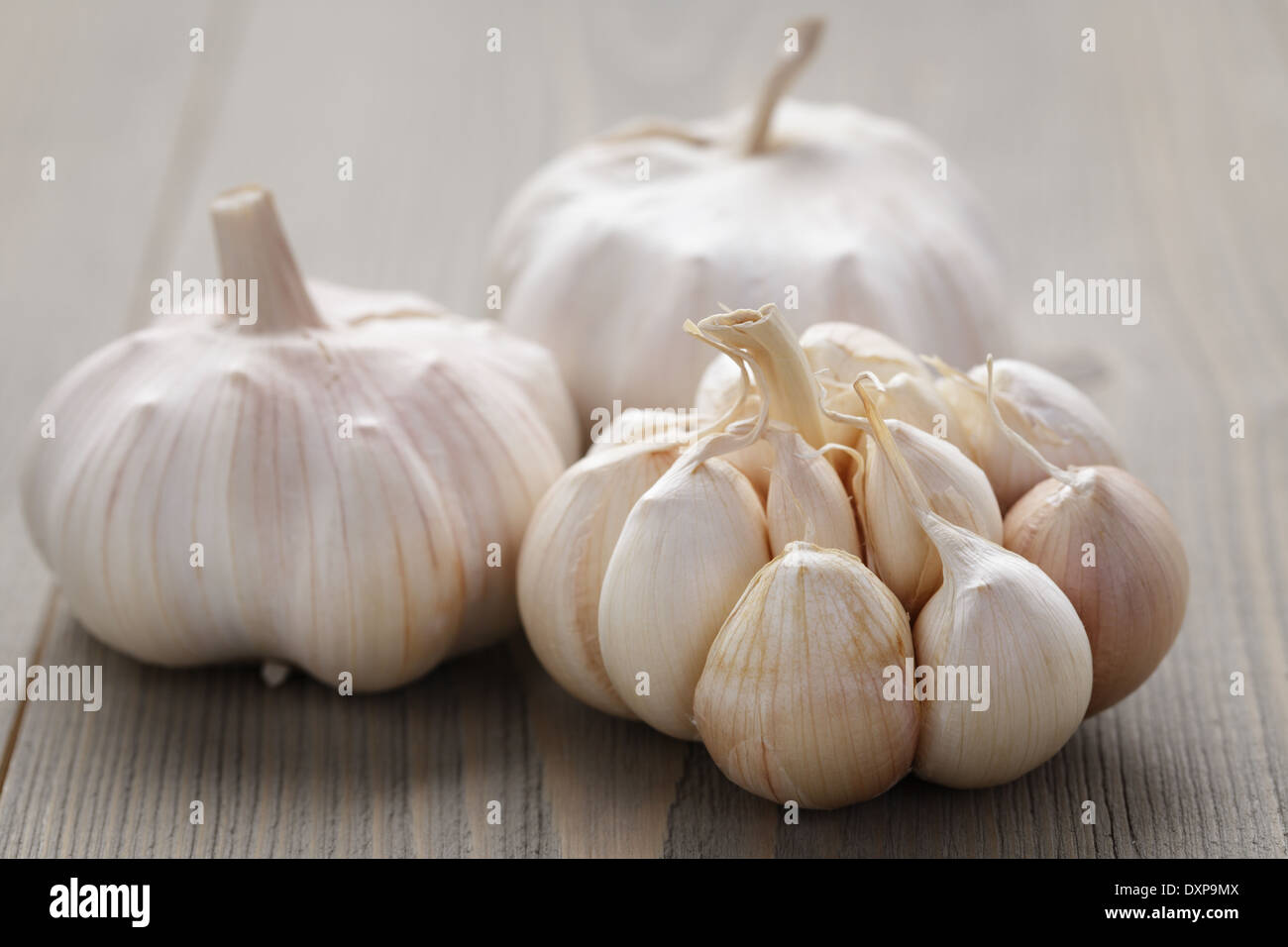 whole garlic on wood table, rustic style Stock Photo - Alamy
