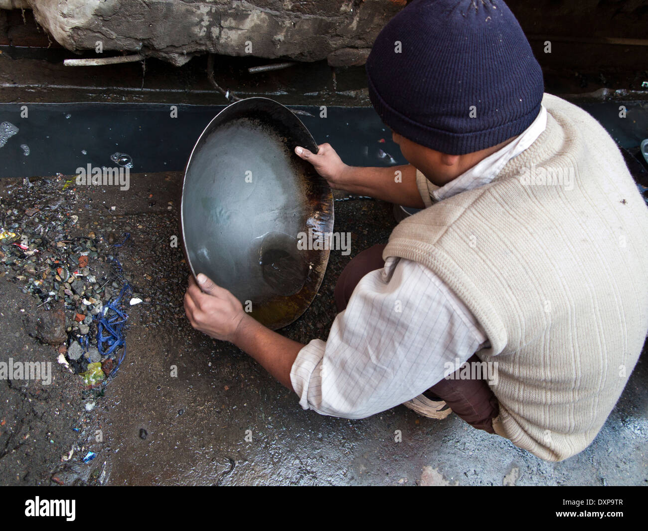 India gold panning hi-res stock photography and images - Alamy