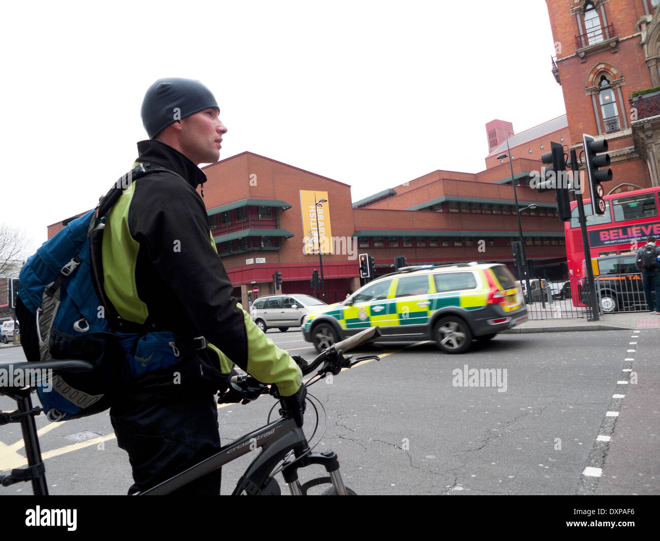 Man traffic lights crossing road hi-res stock photography and images ...