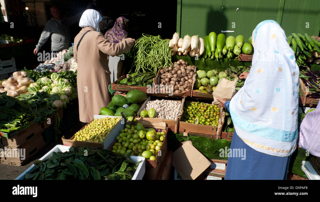 Muslim women street hi-res stock photography and images - Alamy