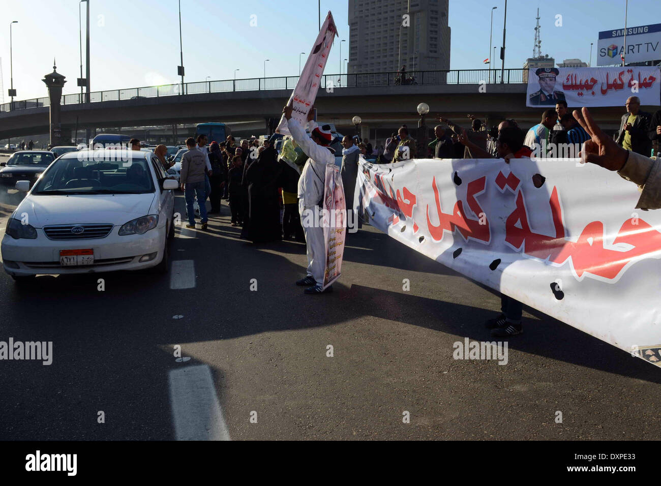 Cairo, Egypt. 28th Mar, 2014. Egyptian supporter of Former Egyptian ...